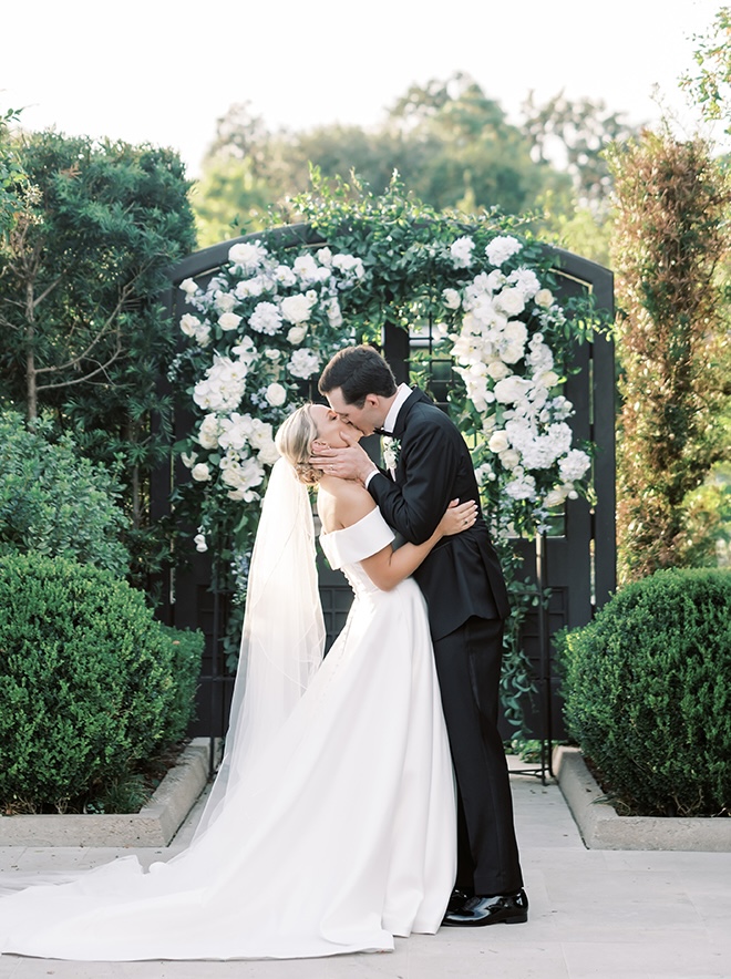 Romantic Zoo Wedding with Giraffes and Soft Blue Details | Houston ...