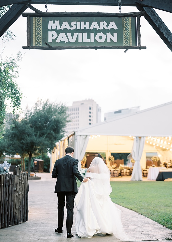 Romantic Zoo Wedding with Giraffes and Soft Blue Details | Houston ...