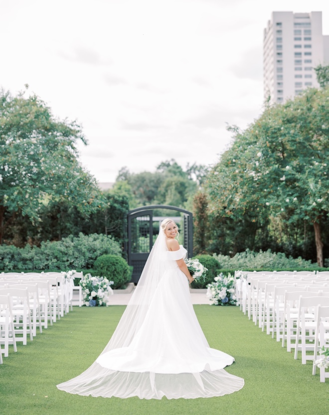 Romantic Zoo Wedding with Giraffes and Soft Blue Details | Houston ...